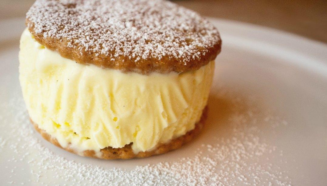 Gelato con il biscotto fatto in casa - Mammeacrobate